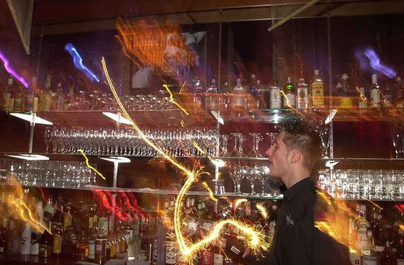 COCKTAIL-SHOW-MIXING Foto & Bild | erwachsene menschen, menschen Bilder ...