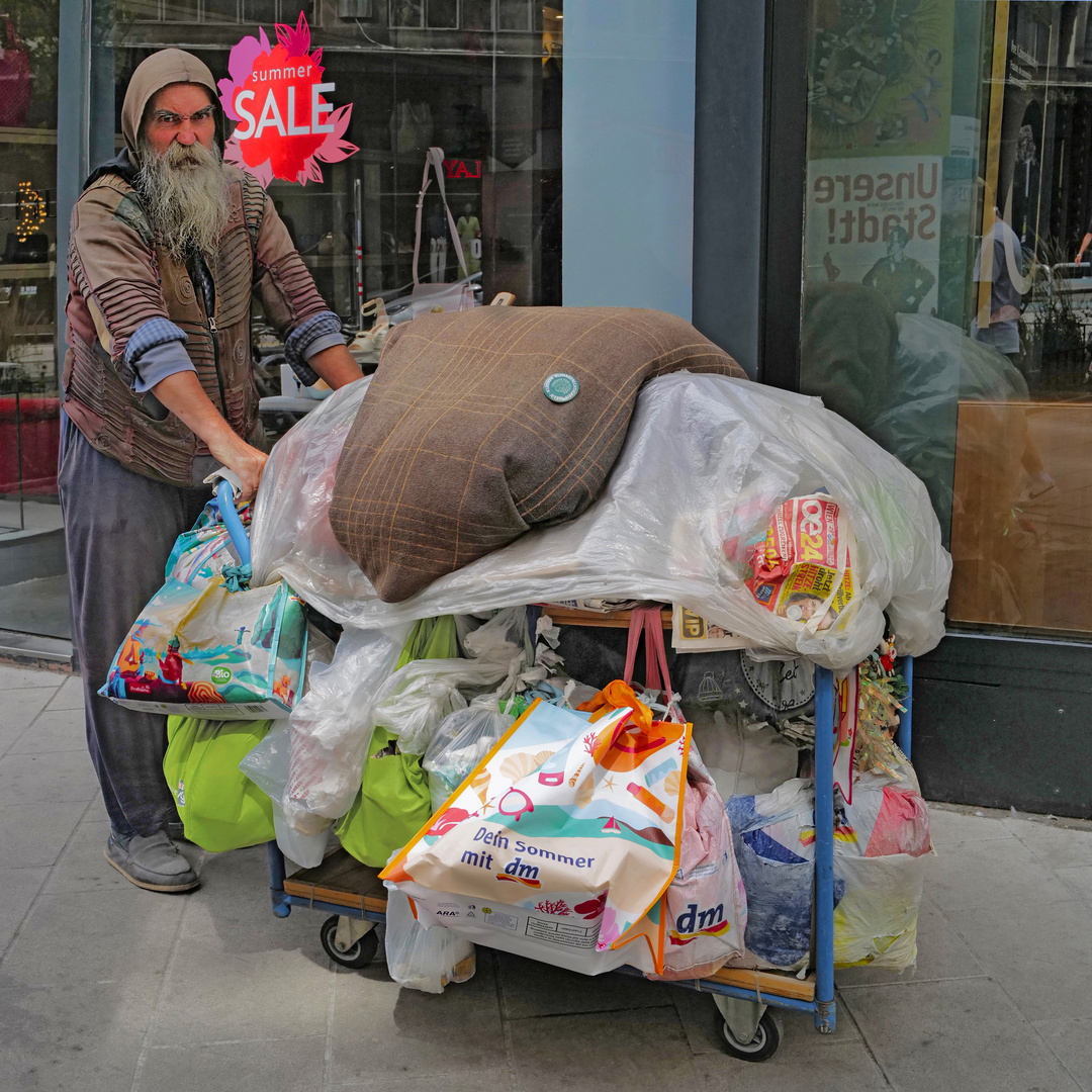 collector on the road Foto & Bild | streetfotografie mit menschen, street: spontane portraits ...