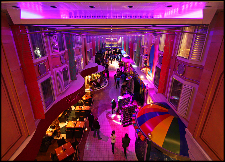 COLOR MAGIC - Promenade mit Restaurants Foto & Bild | schiffe und ...