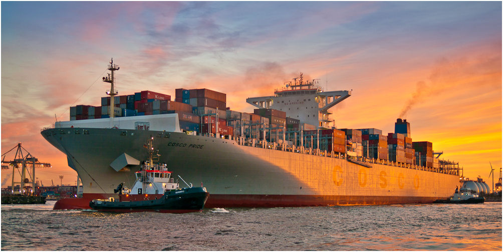 Containerschiff im Sonnenuntergang Foto & Bild | deutschland, europe ...