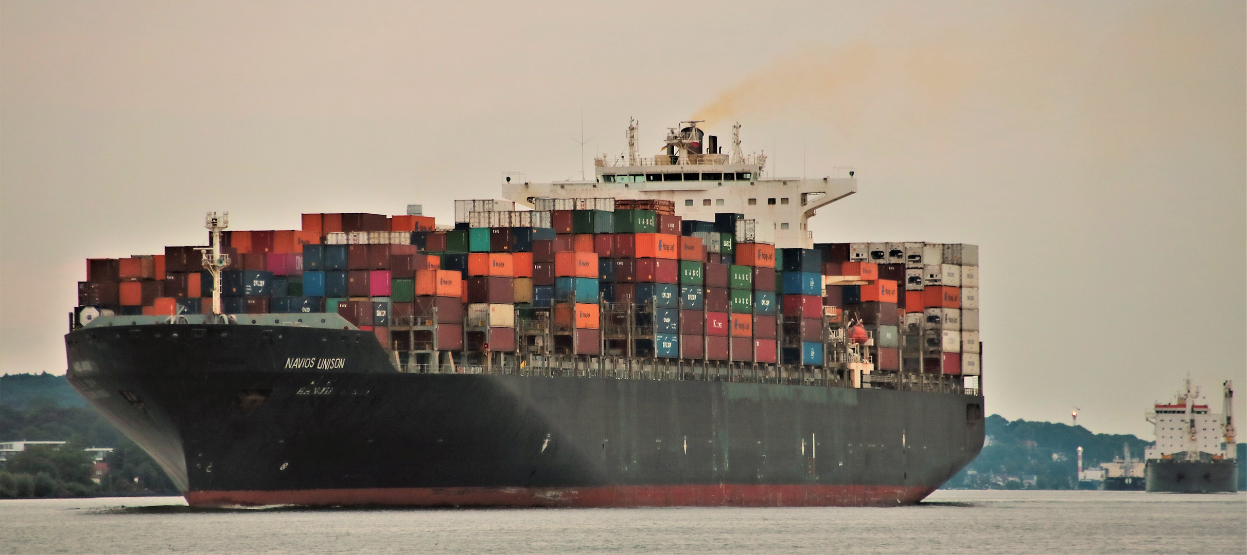 Containerschiff NAVIOS UNISON Foto & Bild | outdoor, wasser, hamburg ...
