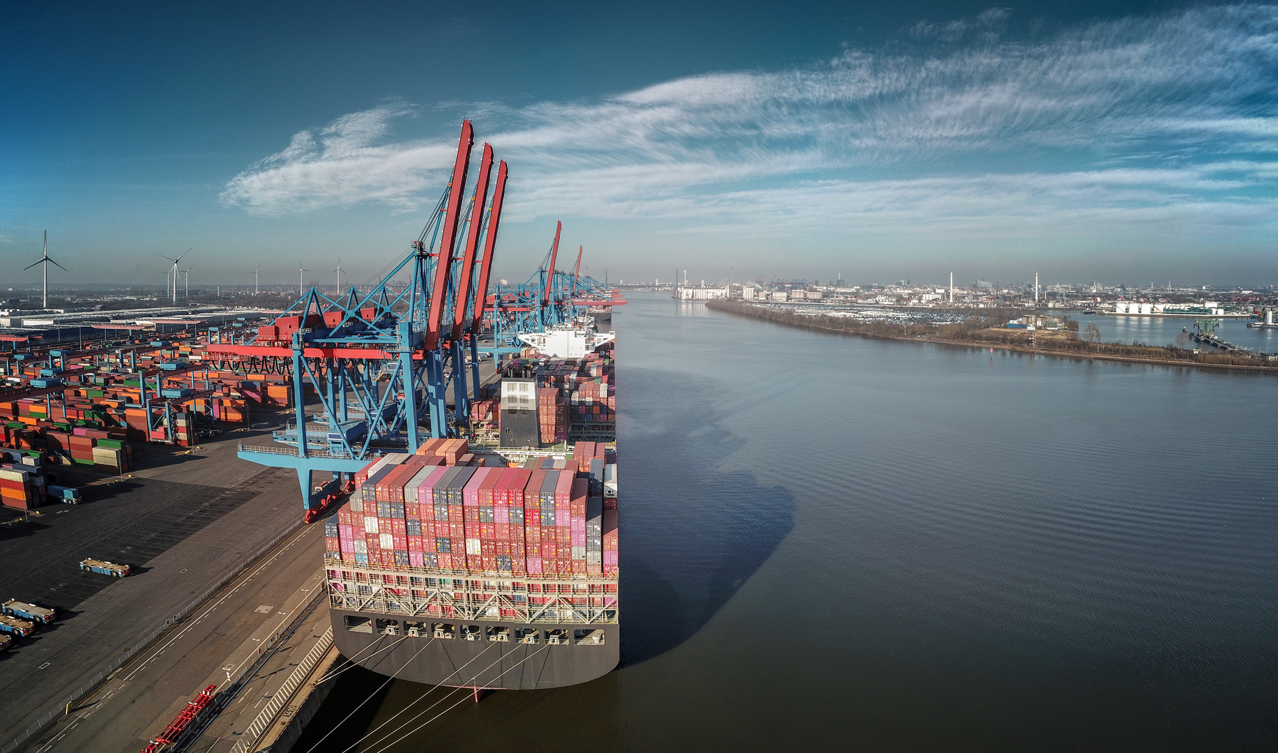 Containerterminal im Hamburger Hafen mit Containerschiffen bei gutem ...