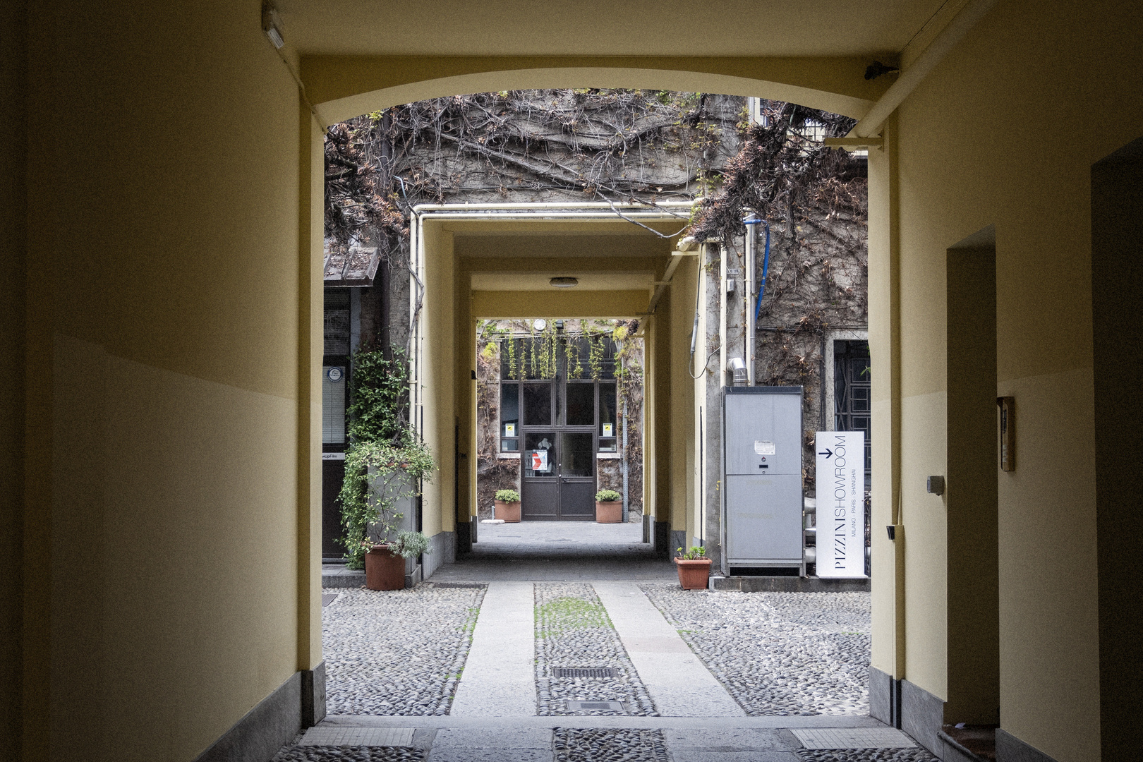 Cortili di via Tortona, Milano Foto % Immagini| architetture ...