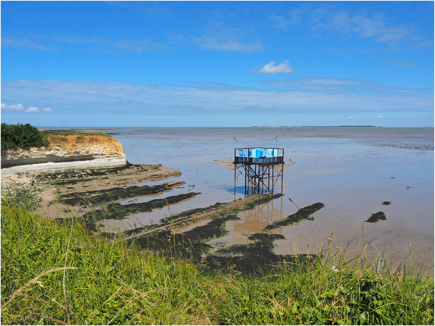 Côte nord de l’Île Madame avec un carrelet photo et image ...