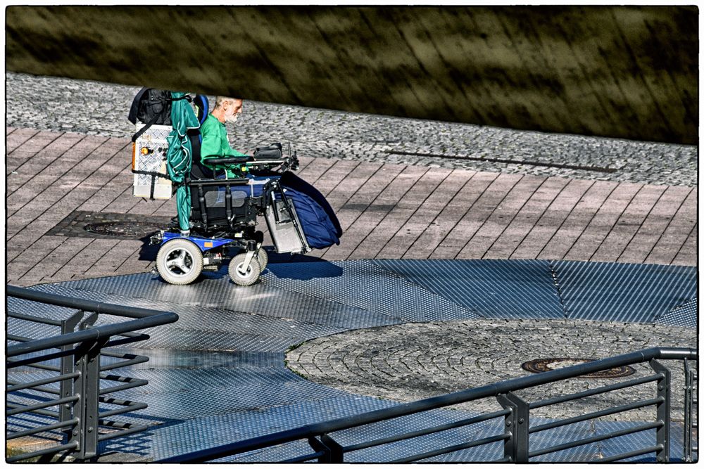 crossing under the bridge Foto & Bild | portrait, streetfotografie mit menschen, street ...
