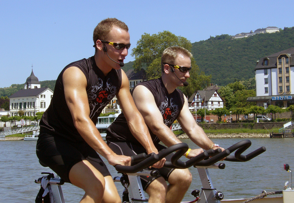 Cycling on the water Foto & Bild | spinning, motive Bilder auf ...
