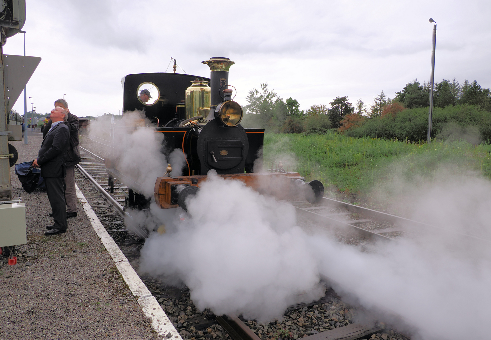Da dampft sich die kleine die Seele aus dem Leib und die Herren gucken ...