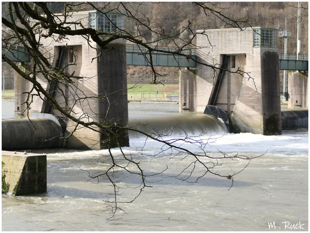 Da läuft schon Wasser durch dass Wehr Foto & Bild | landschaft, bach ...