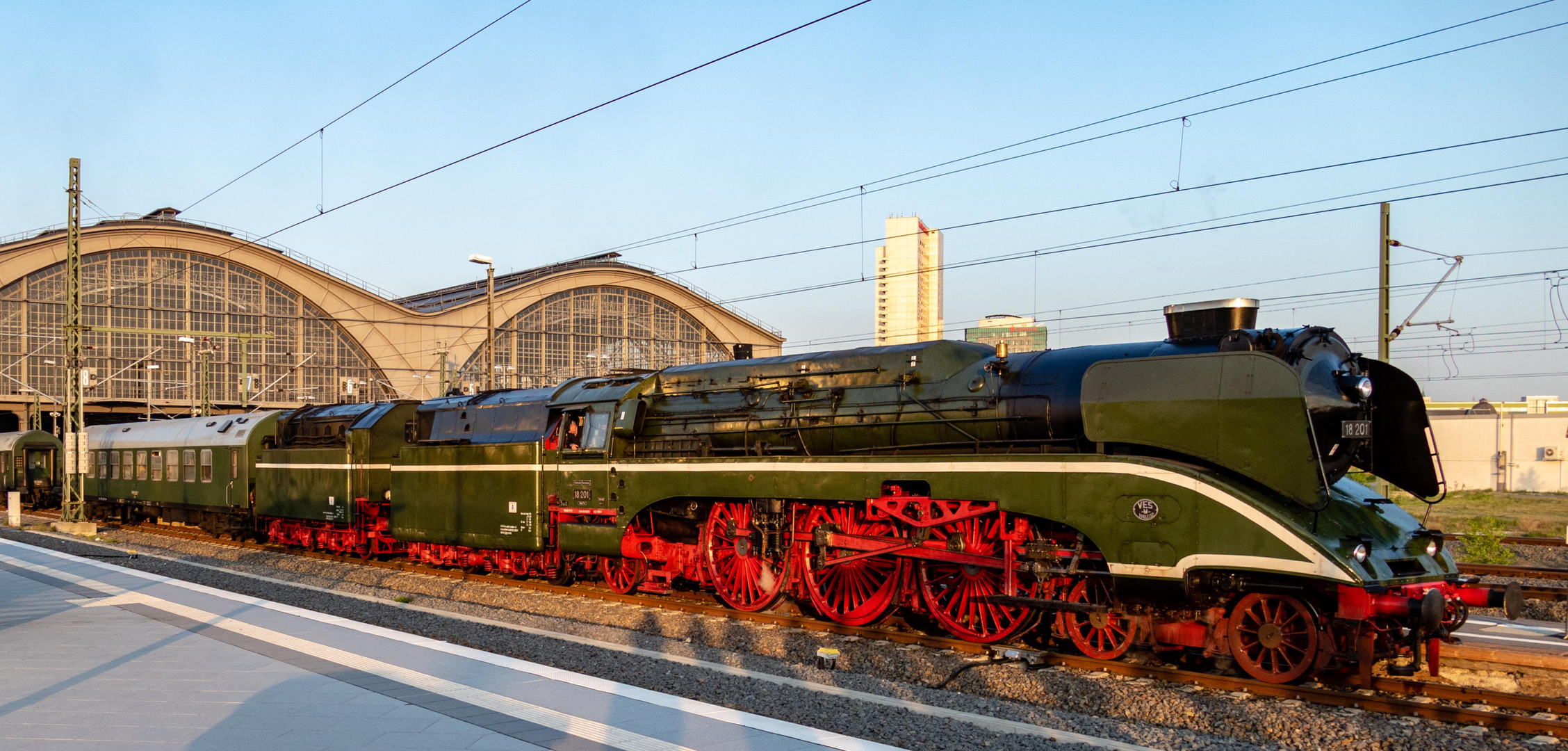 Dampflok 18201 spannt sich vor dem Sonderzug Foto & Bild | historische ...