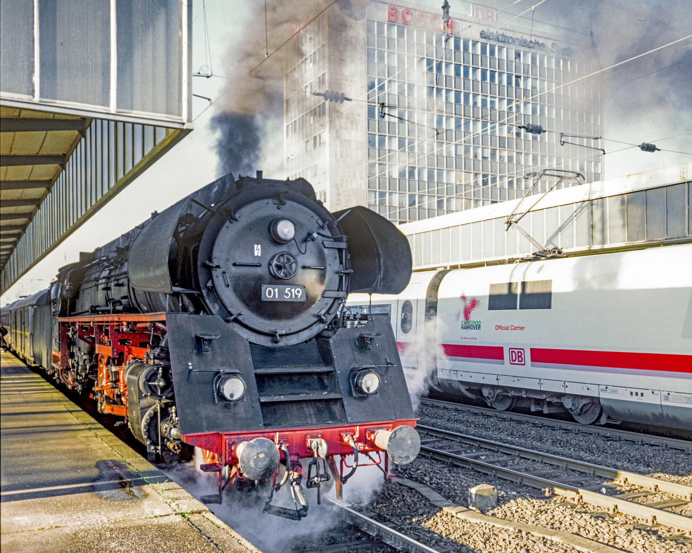 Dampflok BR 01 519 vor dem Orientexpress in Essen Hbf am 12.12.1999 ...