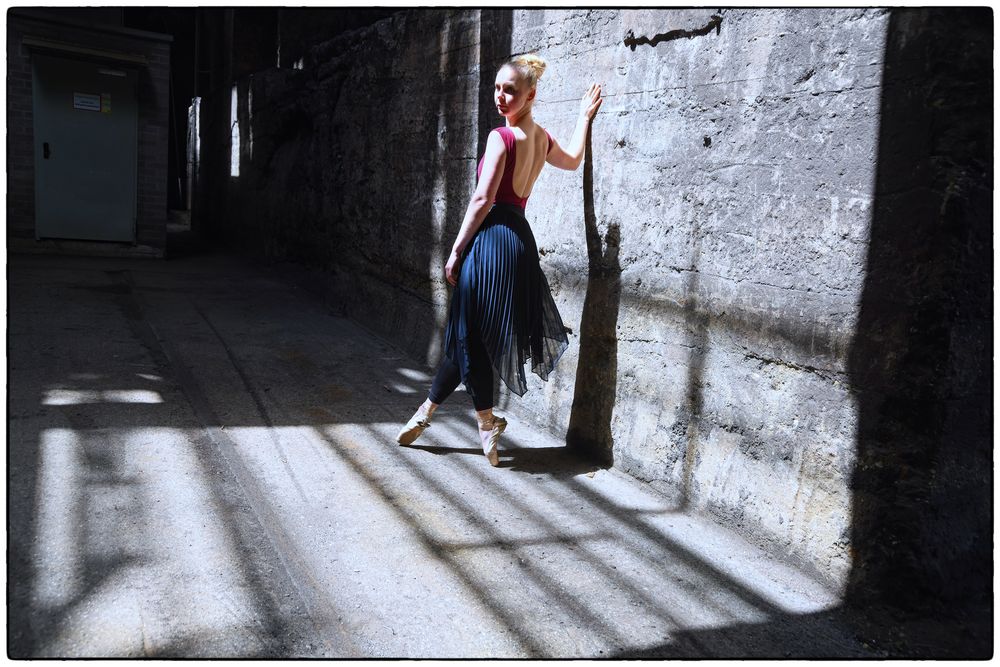dance in the shadow Foto & Bild | portrait, streetfotografie mit menschen, kunstfotografie ...