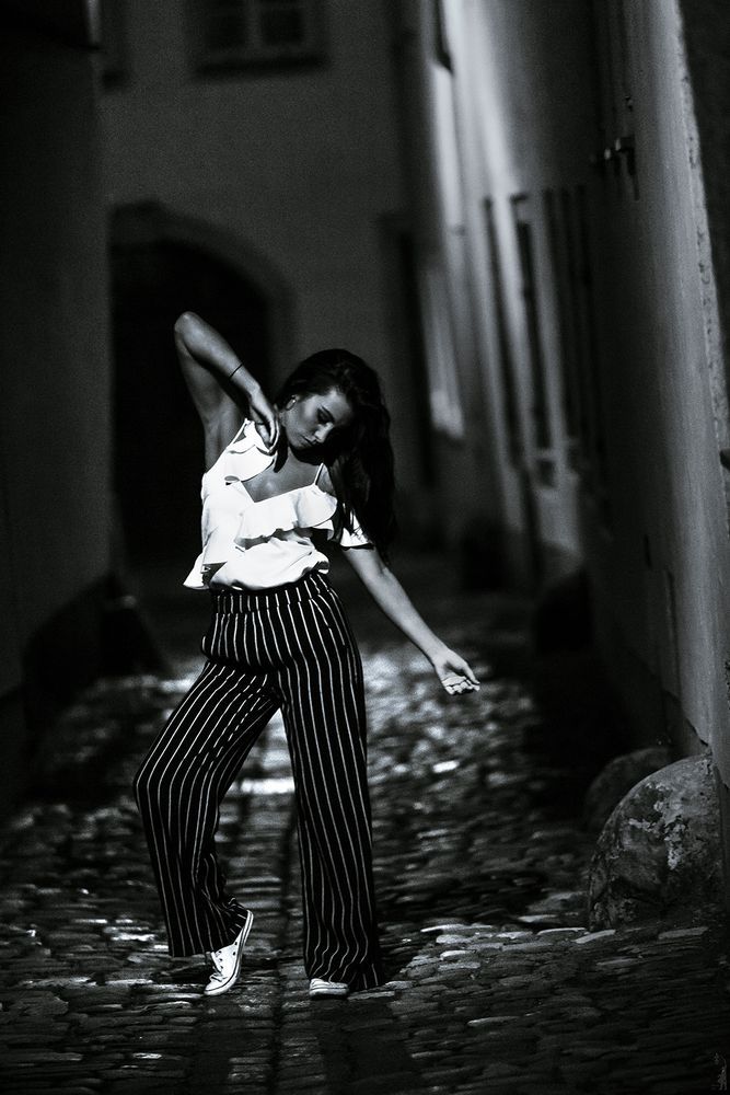 Dancing at midnight Foto & Bild | portrait, streetfotografie mit ...