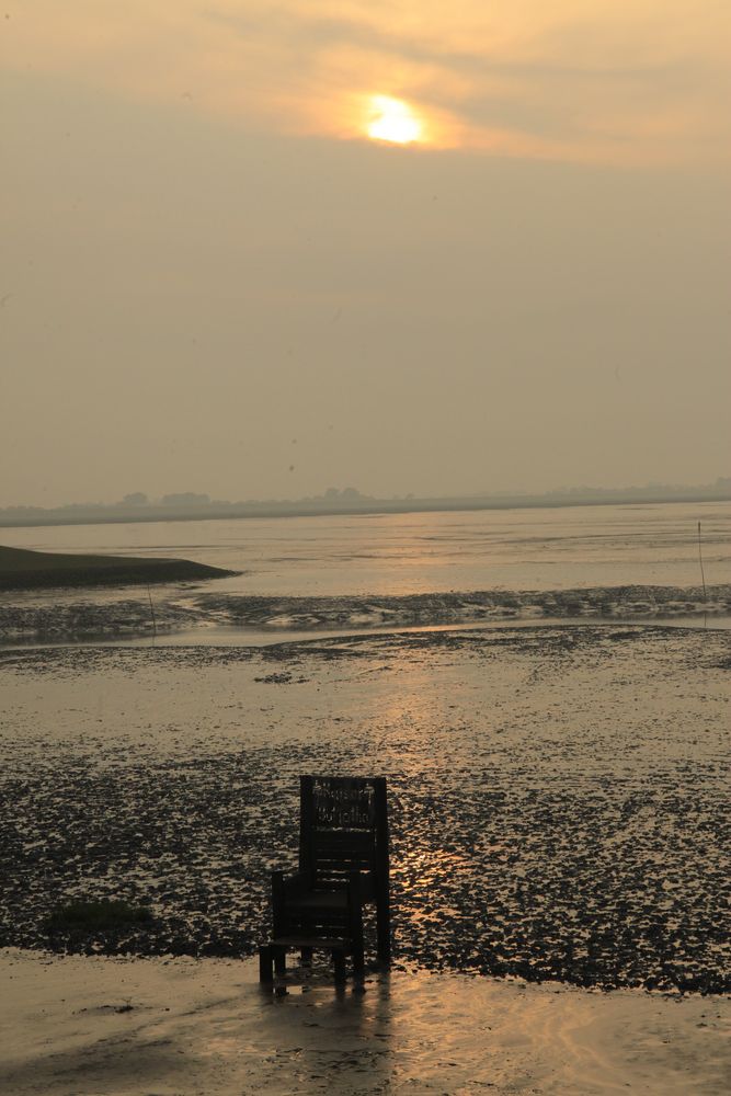 Dangast Am Jadebusen Steht ei Stuhl im Wattenmeer wo man nur mit Barfuß ...