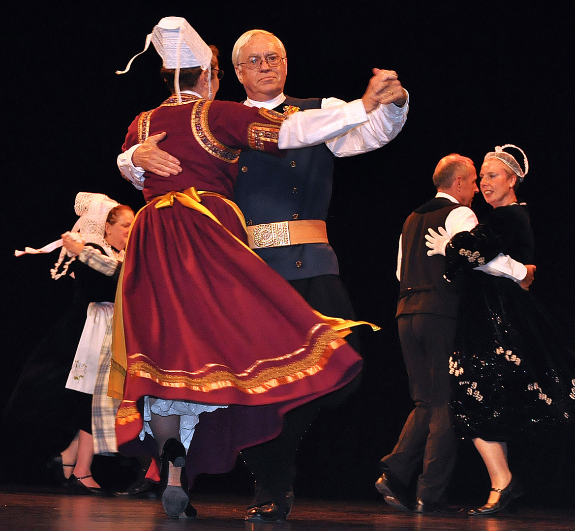 danse bretonne photo et image | portraits, portraits au masculin ...