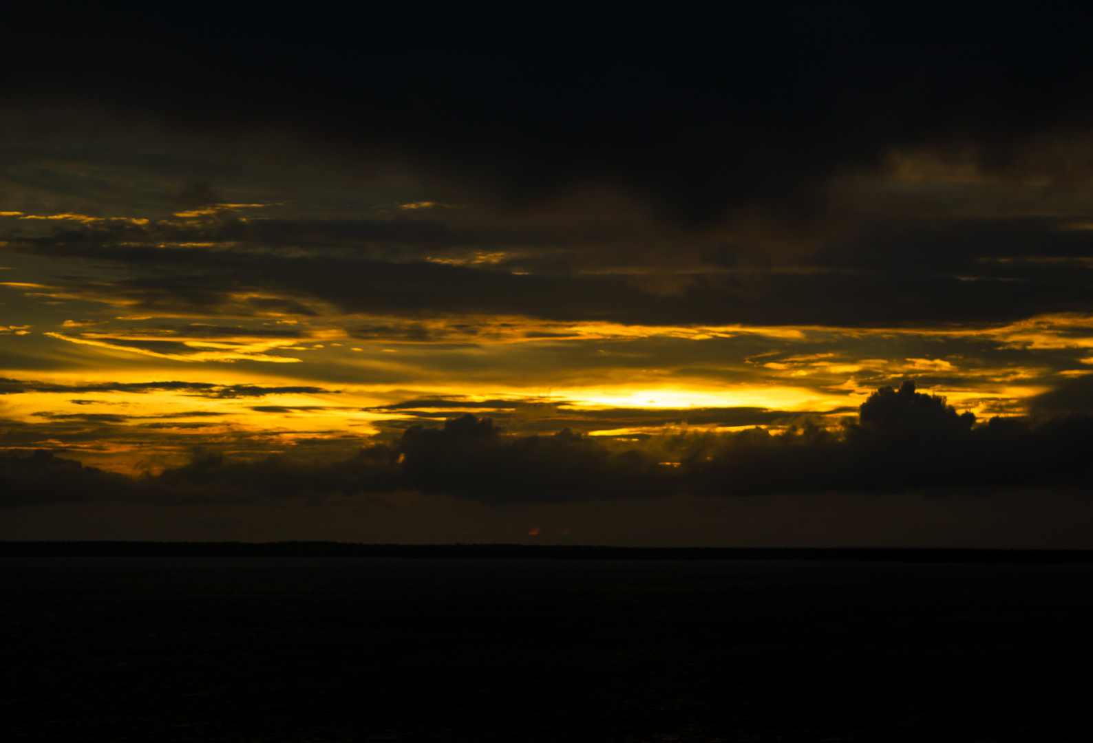 Dark Clouds At Sunset Foto & Bild | australia, sonnenuntergang, sommer ...
