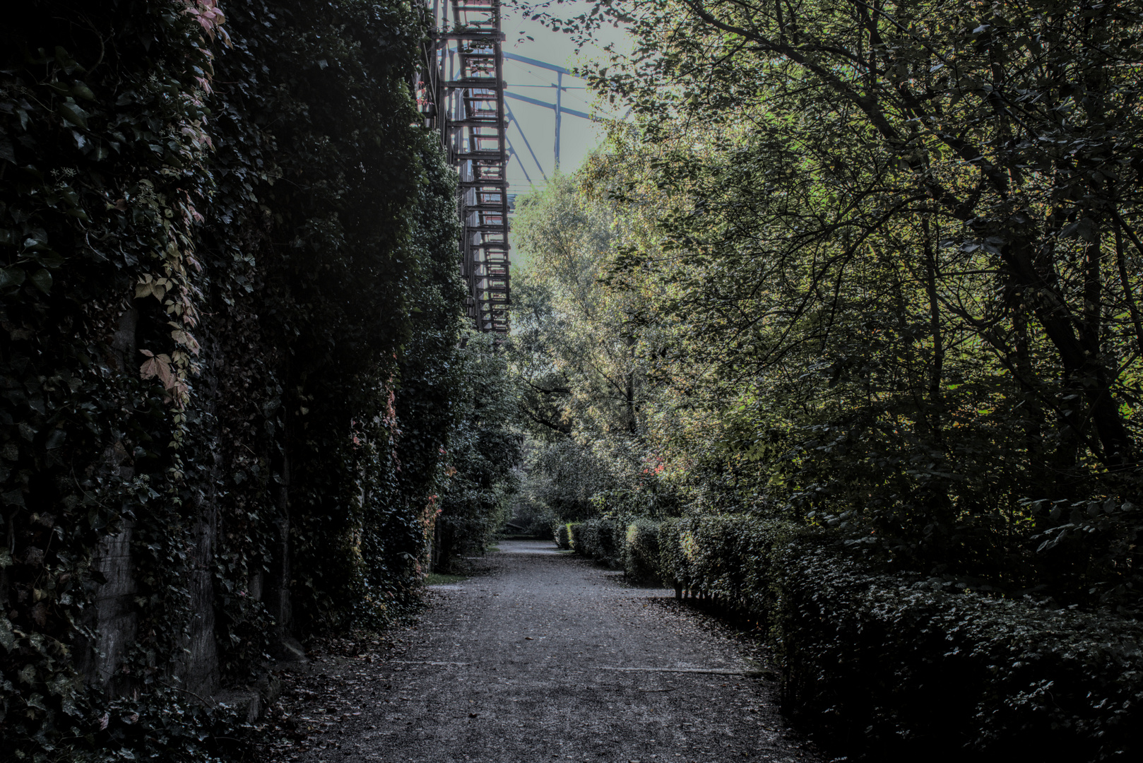 dark walk along Foto & Bild | weg, kultur, dunkel Bilder auf fotocommunity