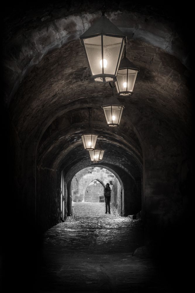 Dark way Foto & Bild | architektur, burg, schwarzweiss Bilder auf ...