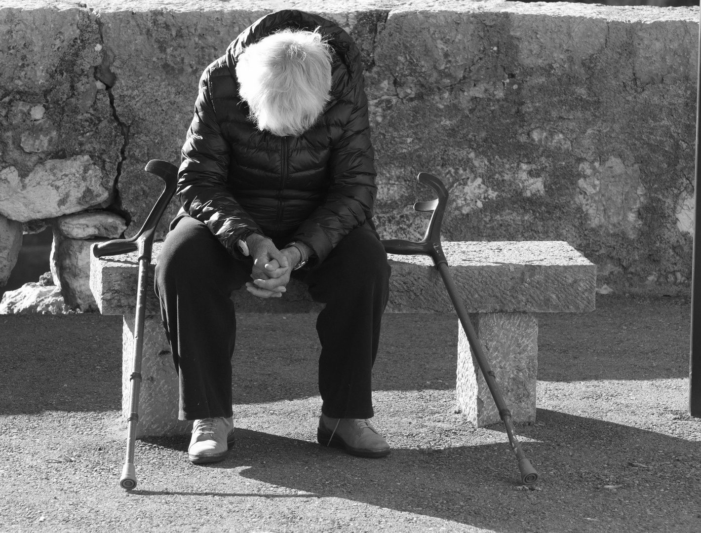 das Alter drückt nieder Foto & Bild | streetfotografie mit menschen ...