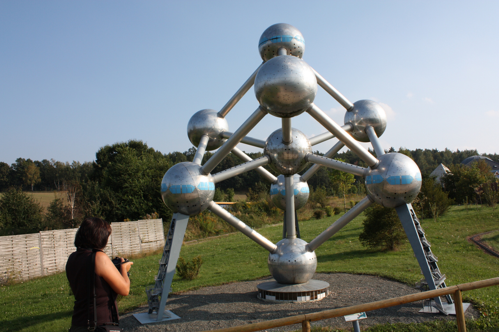 Das Atomium-Model im Vergleich zu einem Menschen Foto & Bild ...