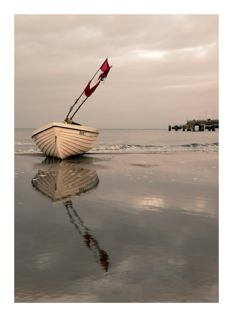 das Boot am Strand Foto & Bild | urlaub, world, wolken Bilder auf ...