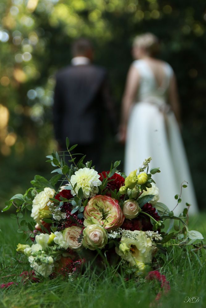 Das Brautpaar im Hintergrund Foto & Bild | wedding, blumen, hochzeit Bilder auf fotocommunity