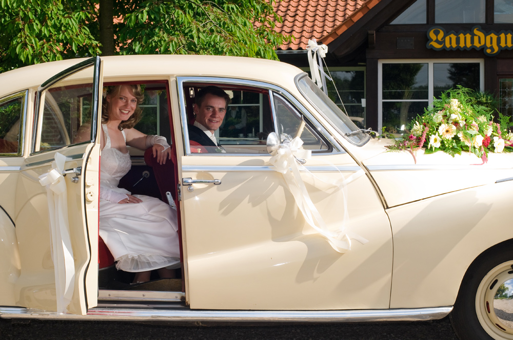 Das brautpaar im Oldtimer Foto & Bild | hochzeit, menschen Bilder auf ...