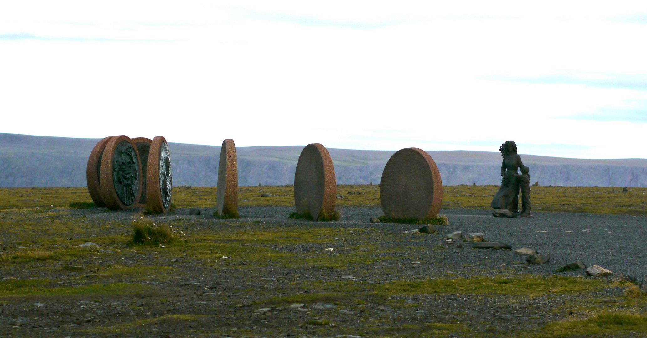 Das Denkmal der Kinder der Welt ist ein Denkmal auf dem Nordkapplateau ...