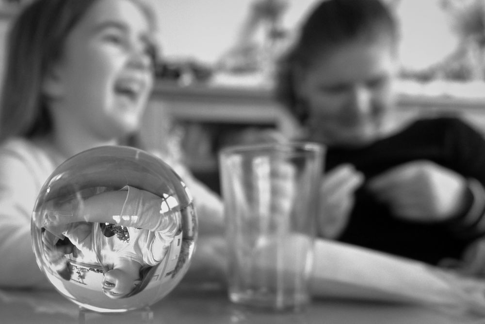 Das Ding mit der Kugel Foto & Bild | menschen, kinder, streetfotografie ...