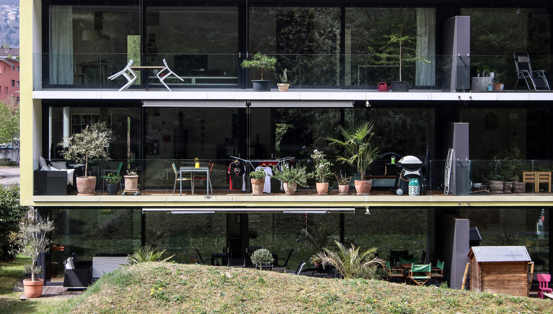 Das Eigenheim am Waldrand Foto & Bild | schweiz, spiegelung, balkon ...