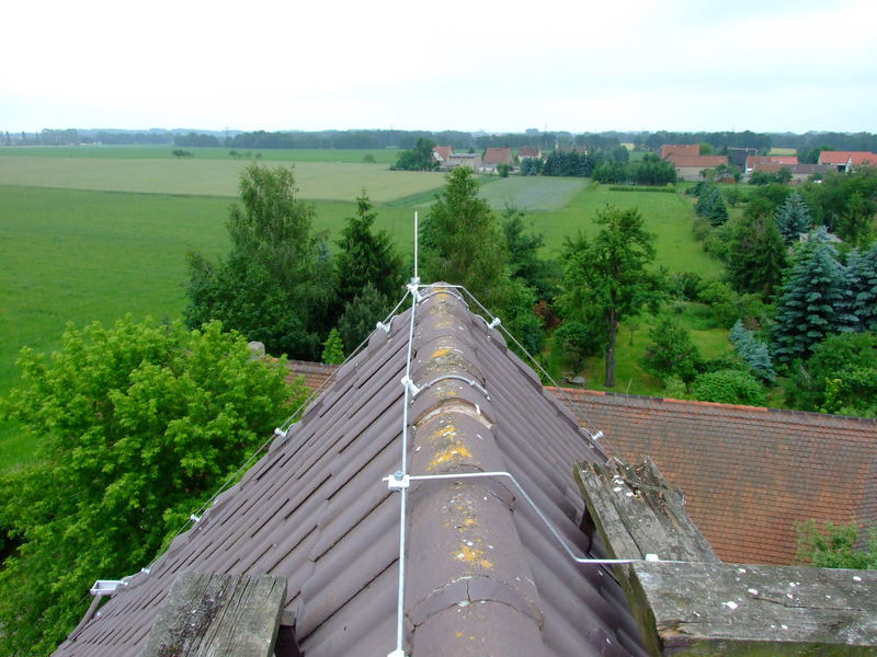 Das Gewitter kann nun kommen - der Blitzableiter ist montiert. Foto ...