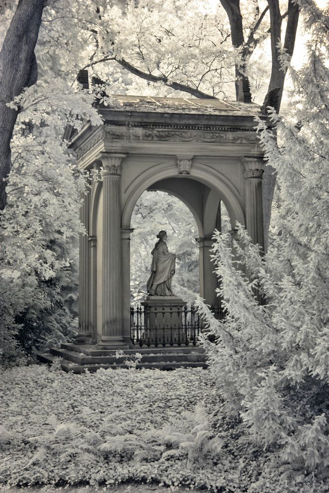 Das Grab Foto & Bild | architektur, infrarot, friedhöfe Bilder auf ...