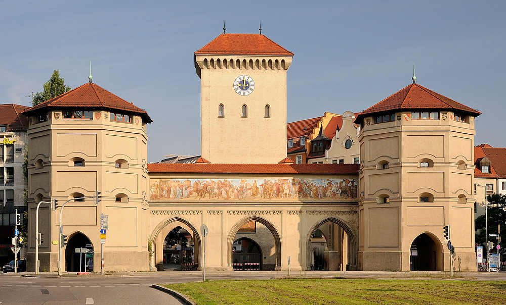 Das Isartor ist das östliche Stadttor der historischen Altstadt von ...