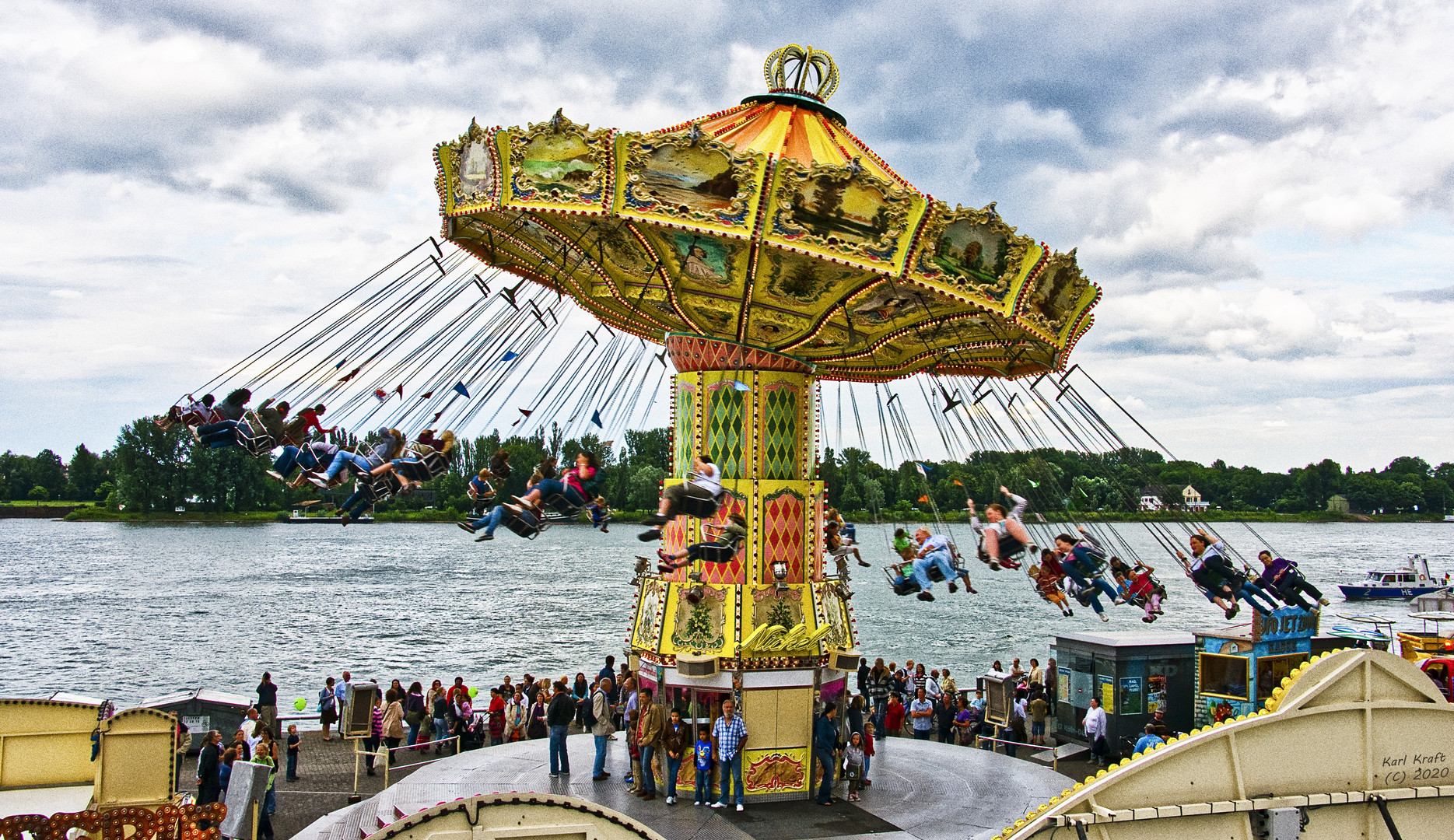 Das Karussell fährt immer immer rundherum Foto & Bild | event, kirmes ...