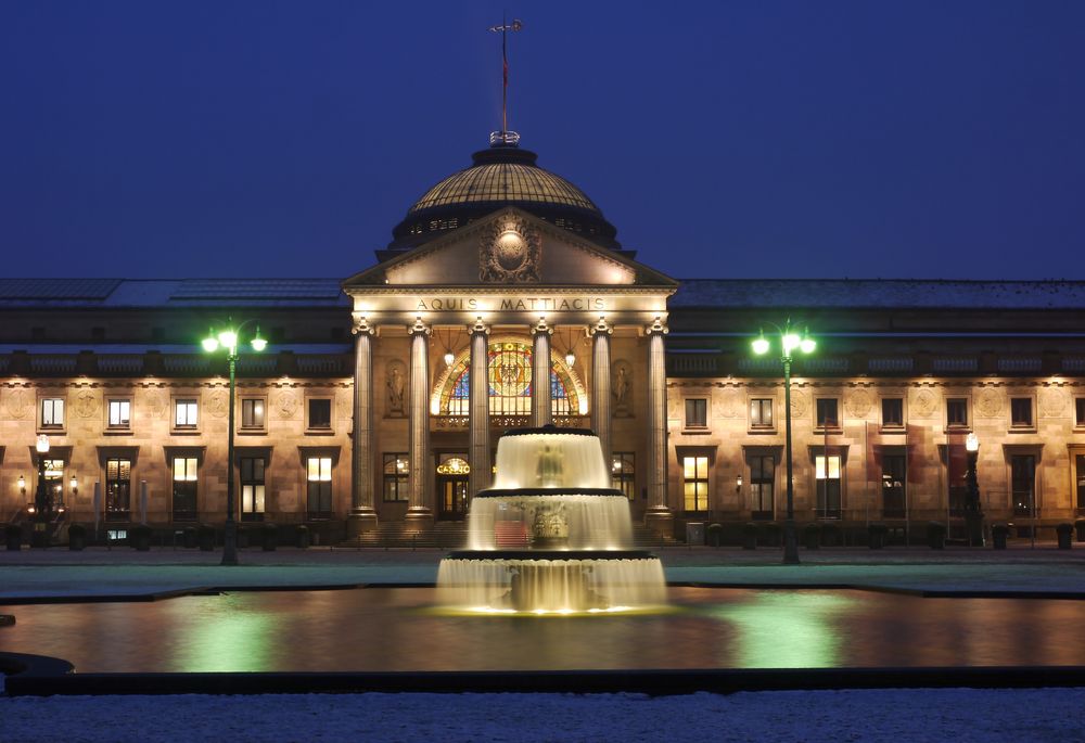 Das Kurhaus in Wiesbaden am Abend Foto & Bild | world, wasser, februar ...