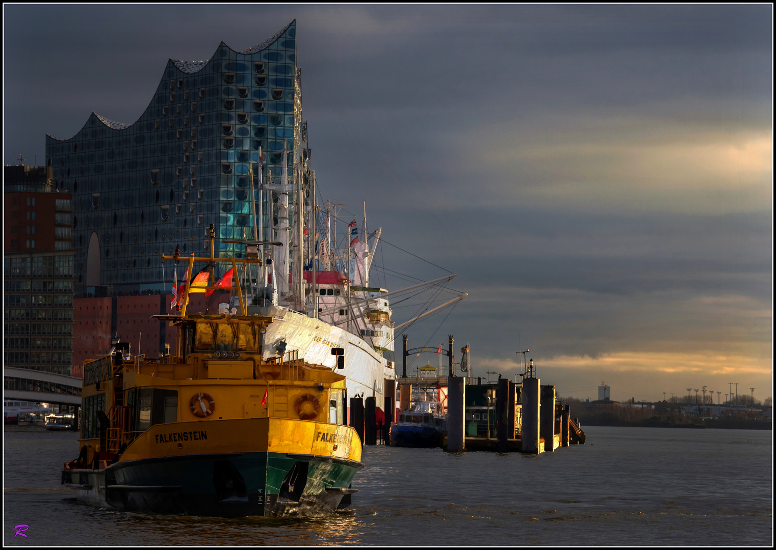 Das Licht im Hafen ... Foto & Bild | restlicht dees tages im hafen ...