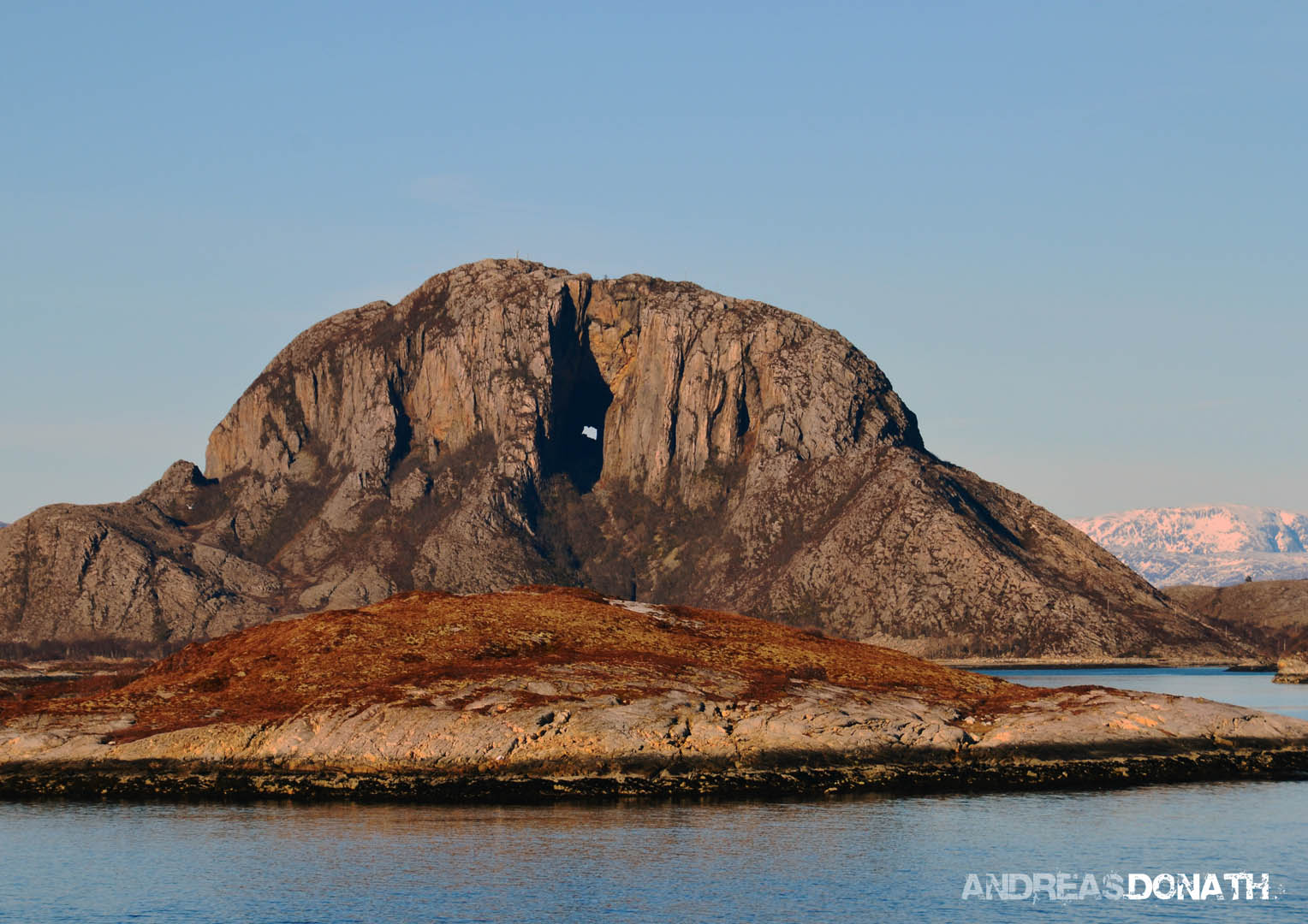 Das Loch im Berg Foto & Bild | world, winter, natur Bilder auf ...