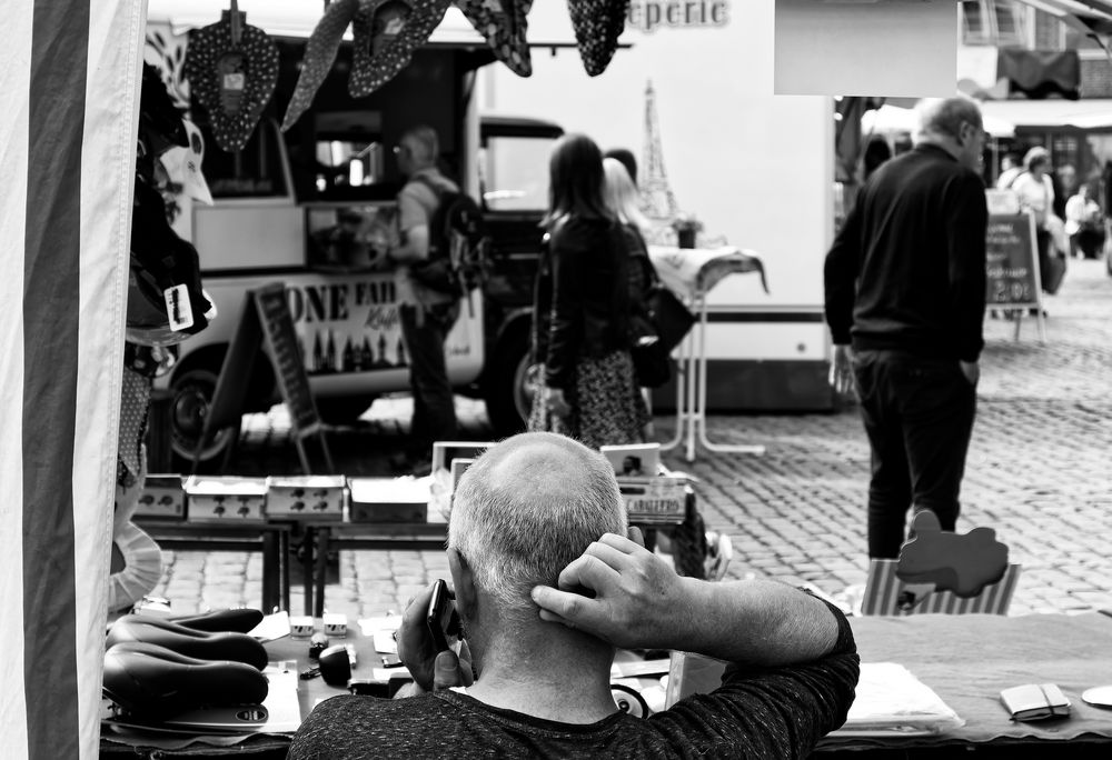 das muss ich mir gut überlegen ... Foto & Bild | streetfotografie mit menschen, menschen ...