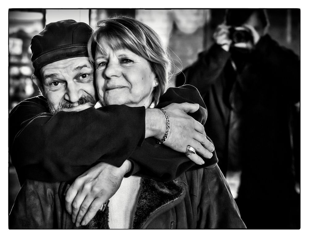 das Paar und der Fotograf im Hintergrund Foto & Bild | streetfotografie mit menschen, street ...