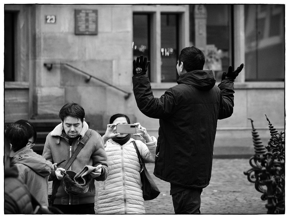 das Publikum steht ihm zu Füßen Foto & Bild | streetfotografie mit menschen, projekte, fotokunst ...