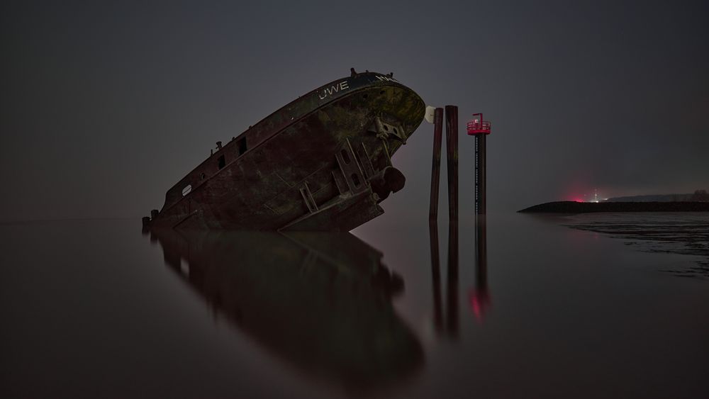 Das Schiffswrack Uwe aus der Elbe ‚heraus’ fotografiert Foto & Bild ...