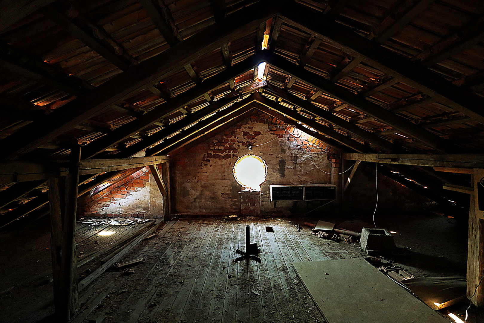 ...das weiße Loch... Foto & Bild | marode, alt, marodes Bilder auf ...