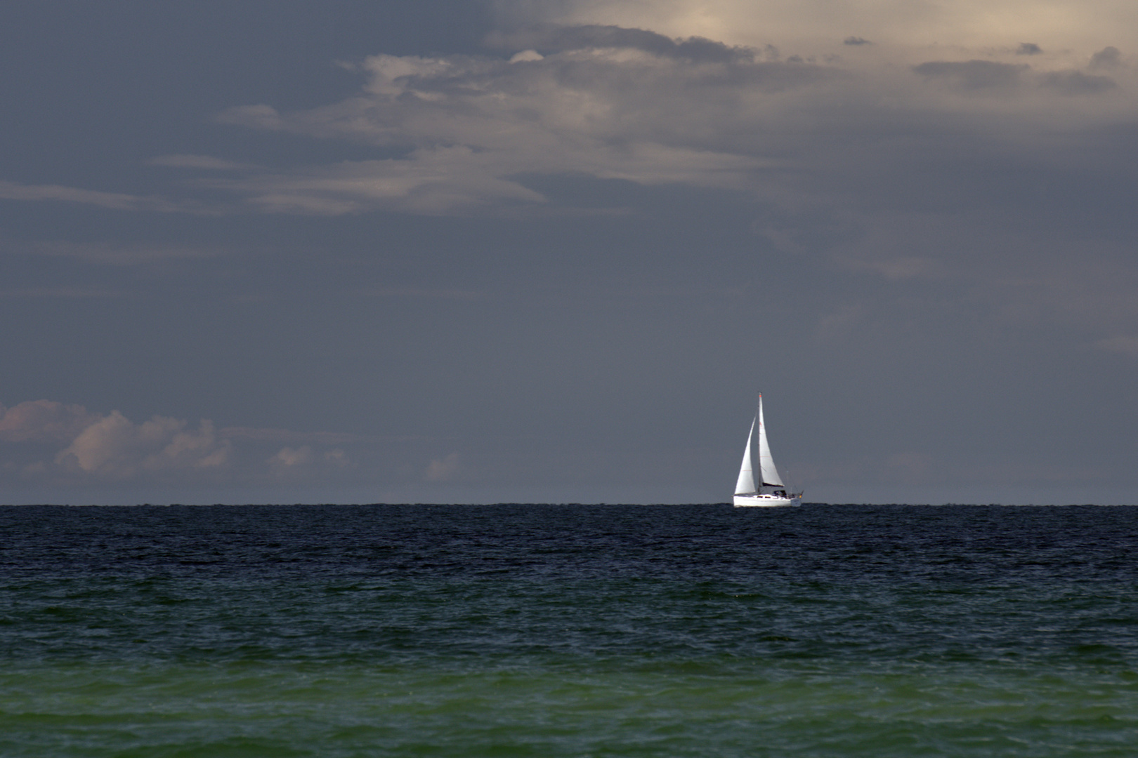 Das weiße Segelboot Foto & Bild | dokumentation, wasser, wolken Bilder ...