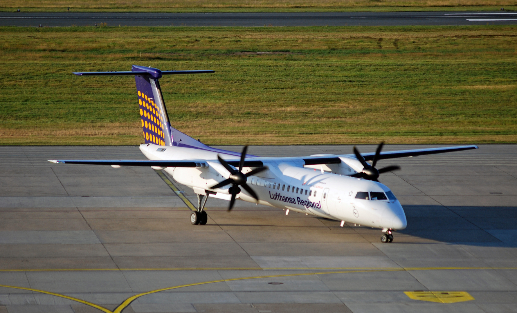 Dash 8 Q 400 Foto & Bild | luftfahrt, passagiermaschinen, verkehr ...