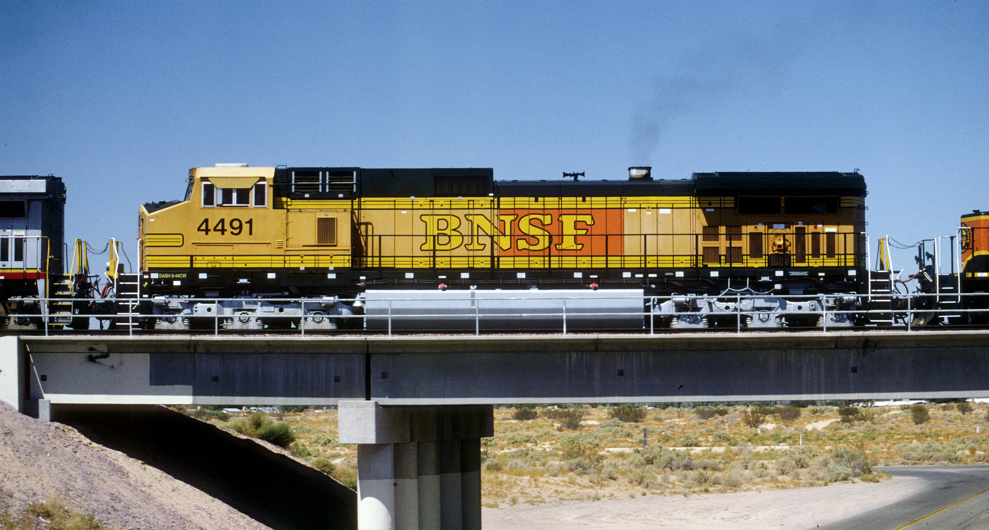 Dash 9-44CW BNSF#4491, Fehlfarben in der Lackierung durch Sonneneinstrahlung Foto & Bild | dampf ...