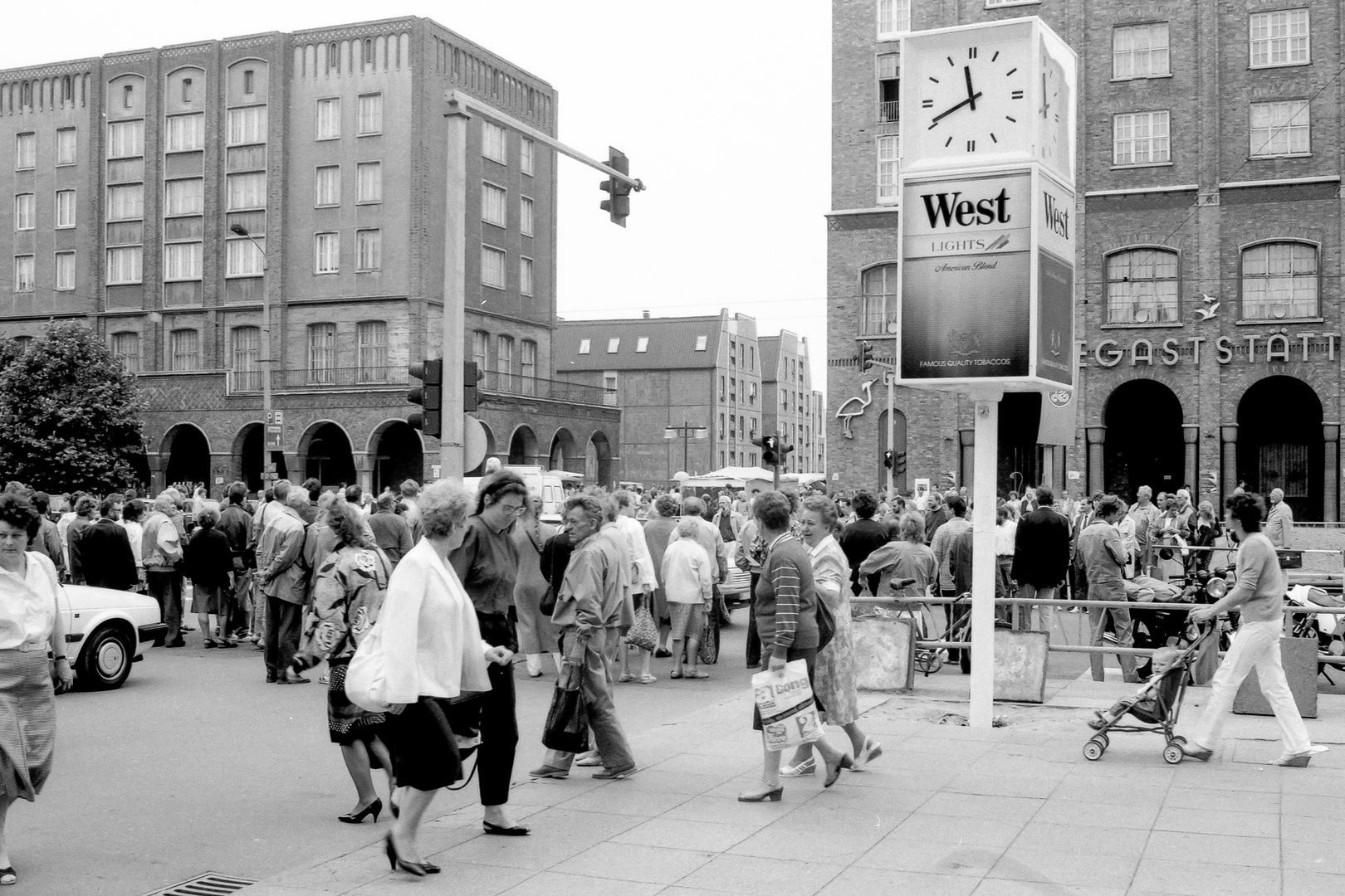 DDR Alltag 1990 in Rostock Foto & Bild | architektur, menschen ...