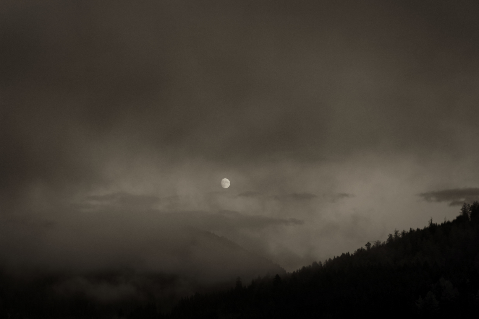 Dead Moon Rising Foto & Bild | fotokunst, monochrome fine art, spezial ...