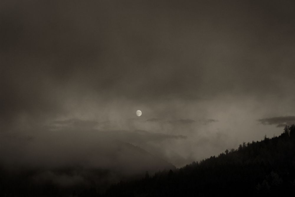 Dead Moon Rising Foto & Bild | fotokunst, monochrome fine art, spezial ...