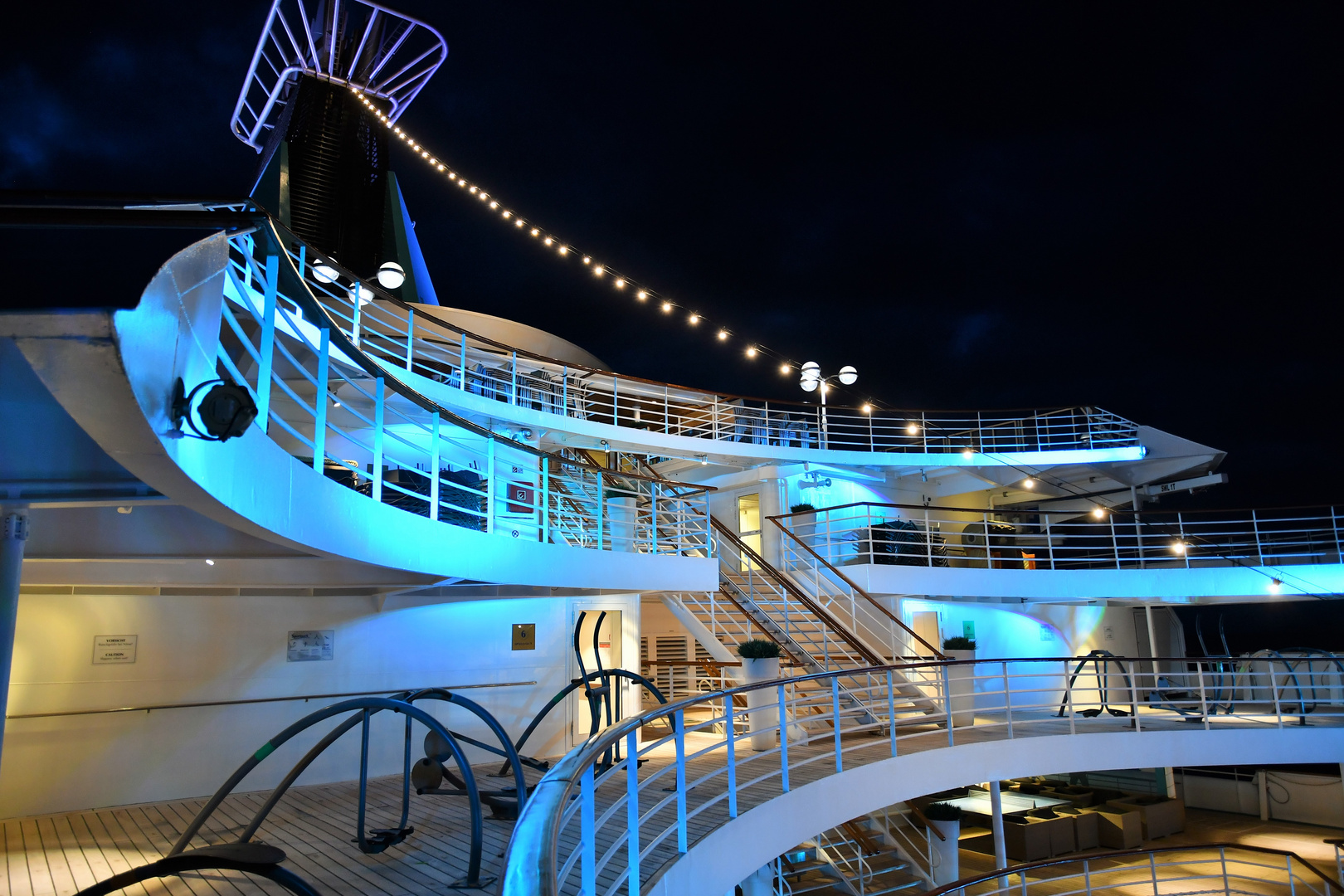 Deckspaziergang nachts auf der MS Artania Foto & Bild | world ...