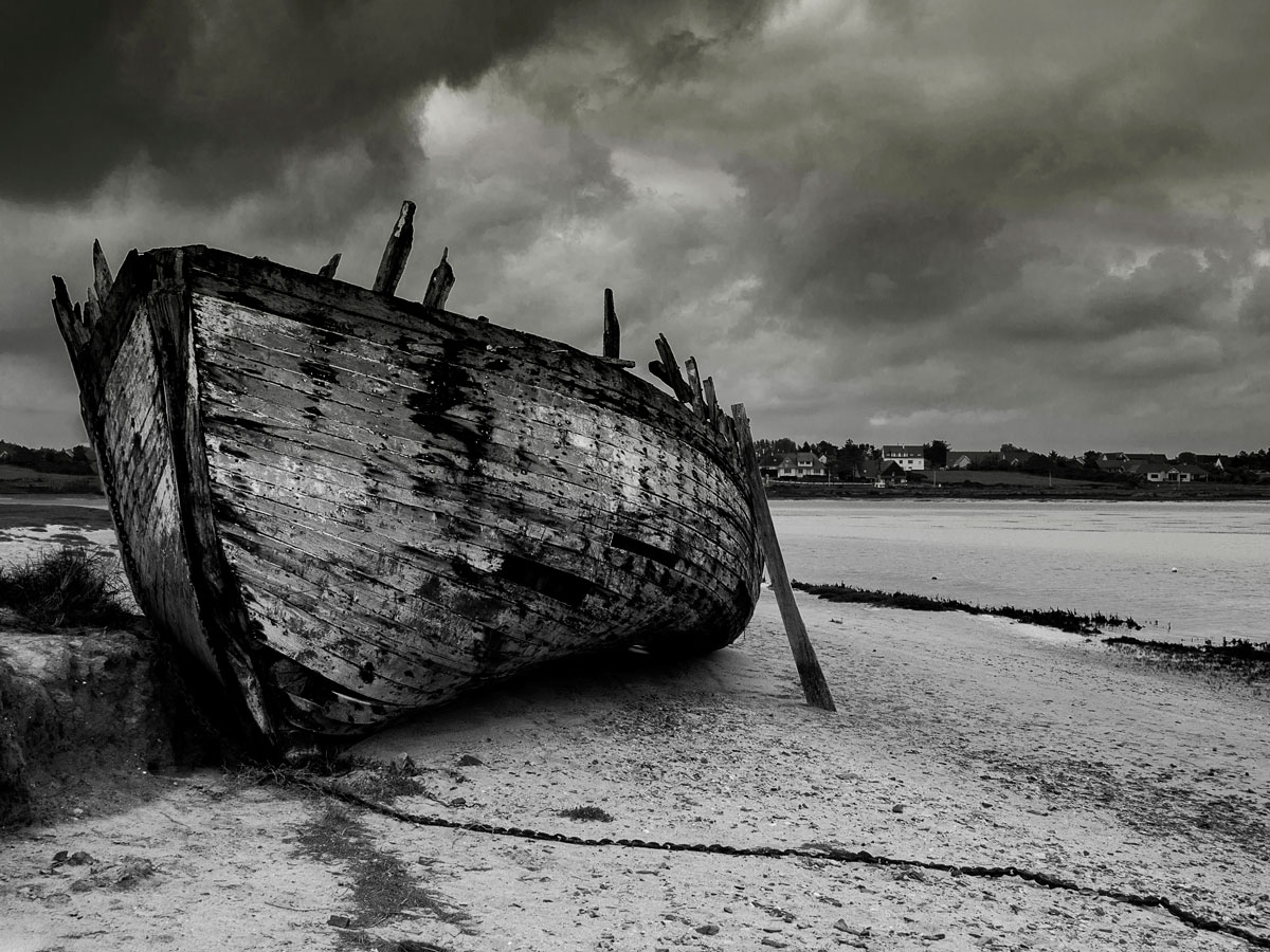 -Décrépitude-- photo et image | barque - nature - paysage- noir et ...