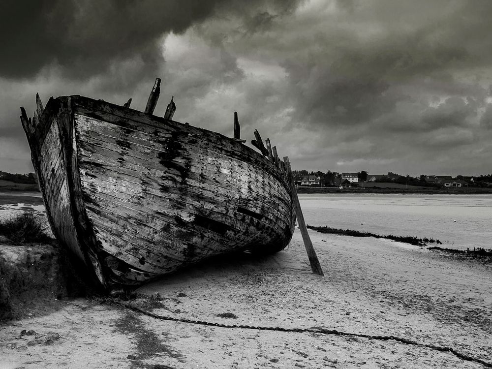 -Décrépitude-- photo et image | barque - nature - paysage- noir et ...